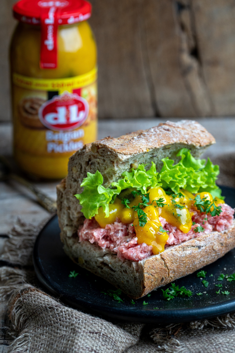 Sandwich à la viande hachée avec Belgian pickles - Devos & Lemmens